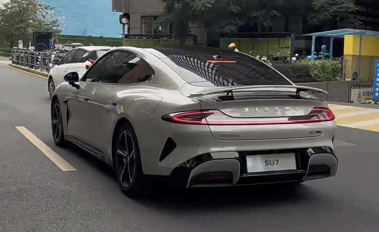 小米SU7实车现身街头，外形酷似保时捷Taycan，蔚来ET5有对手了_车家号_发现车生活_汽车之家