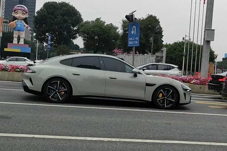小米SU7实车现身街头，外形酷似保时捷Taycan，蔚来ET5有对手了_车家号_发现车生活_汽车之家