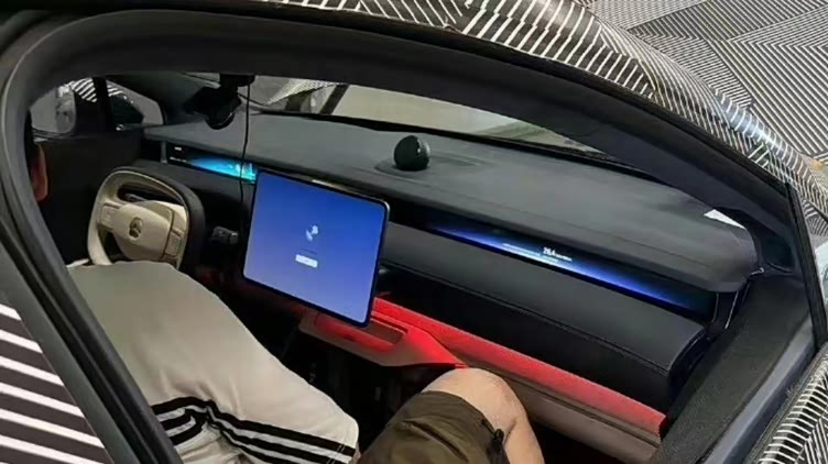 15.6英寸AMOLED中控屏+贯穿式天际线屏，蔚来ET9内饰谍照_车家号_发现车生活_汽车之家