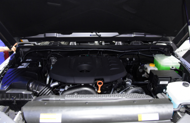 【文章】专门配色，搭2.0T+8AT，全新BJ40环塔冠军版来了。在外观方面，新车采用了专属的哑光灰车身颜色，车头部分还是标志性的“五孔”进气格栅设计，品牌辨识度十足，车头下方还有两个红色拖车 ...